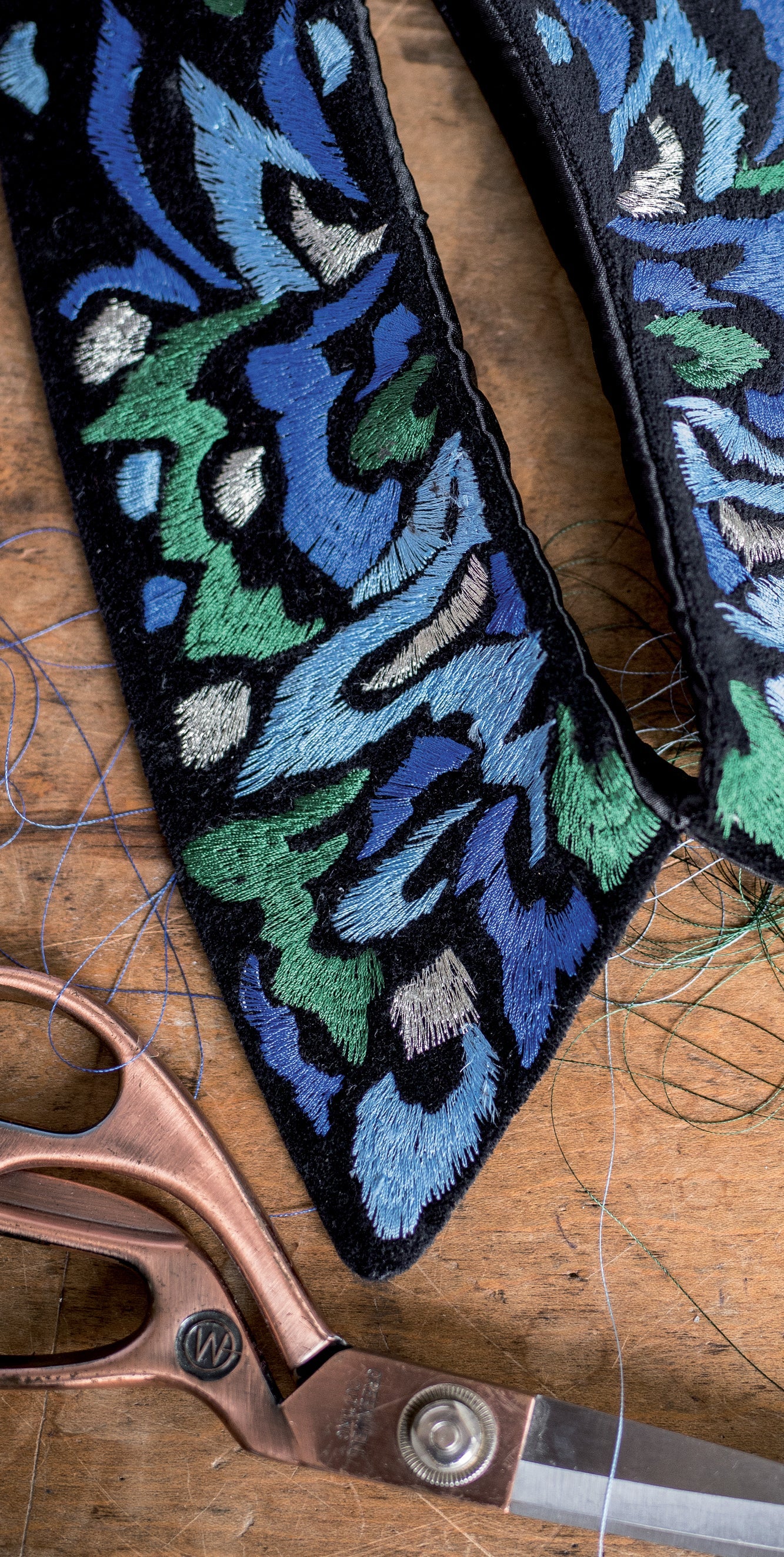 MOTH COLLAR / Jill de Búrca - Curator Paints EU