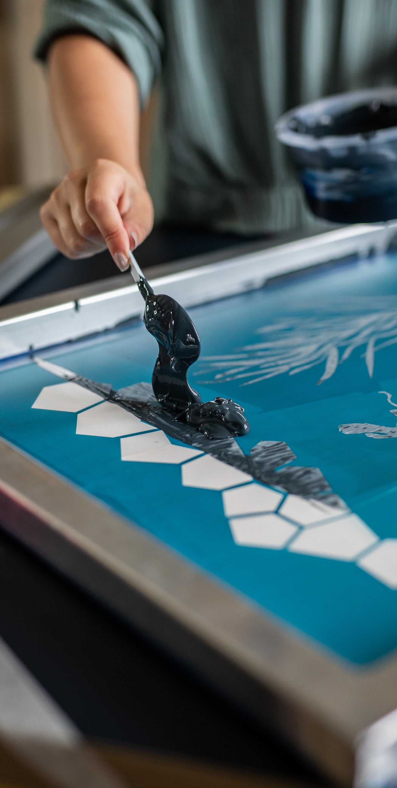 LINE ART / Laura Wilkinson - Curator Paints EU